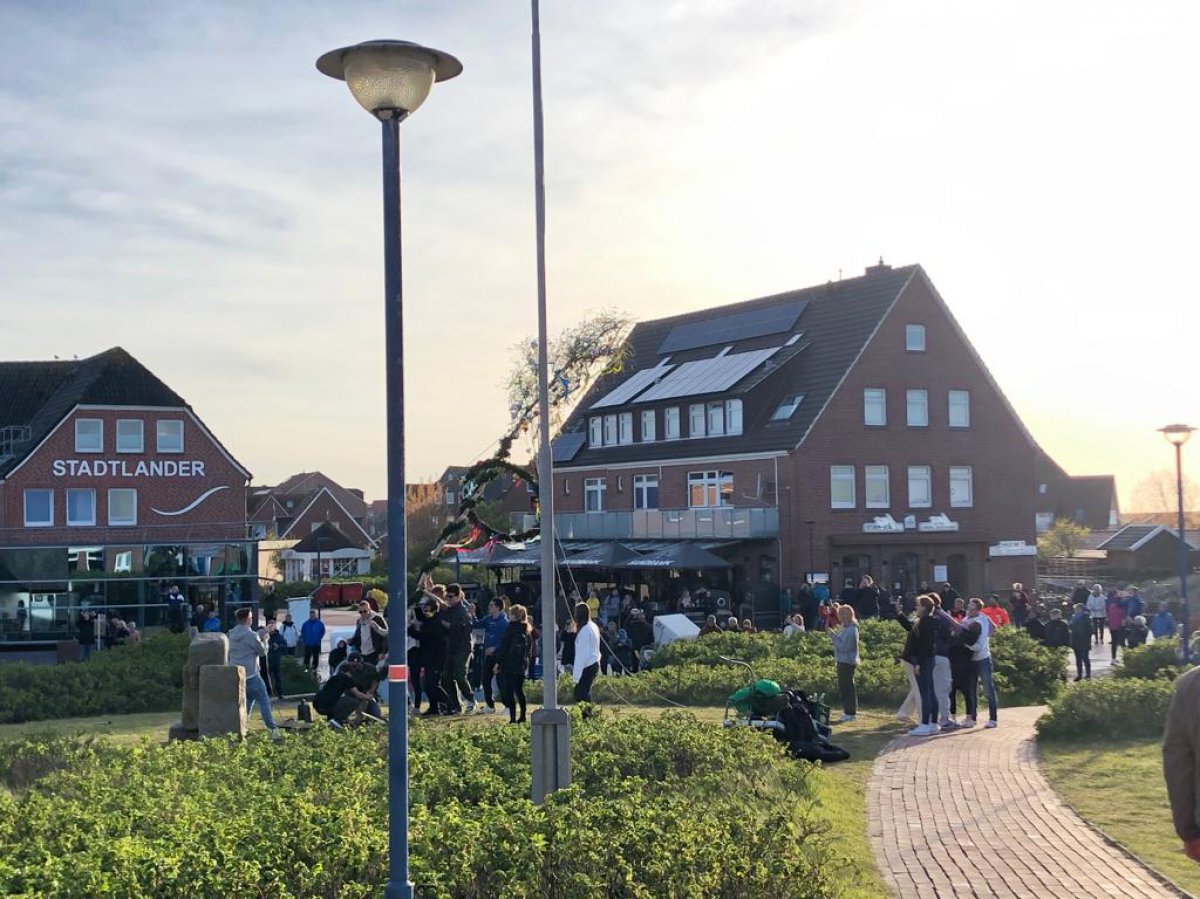 De Maiboom steiht :: Baltrum-Online.de