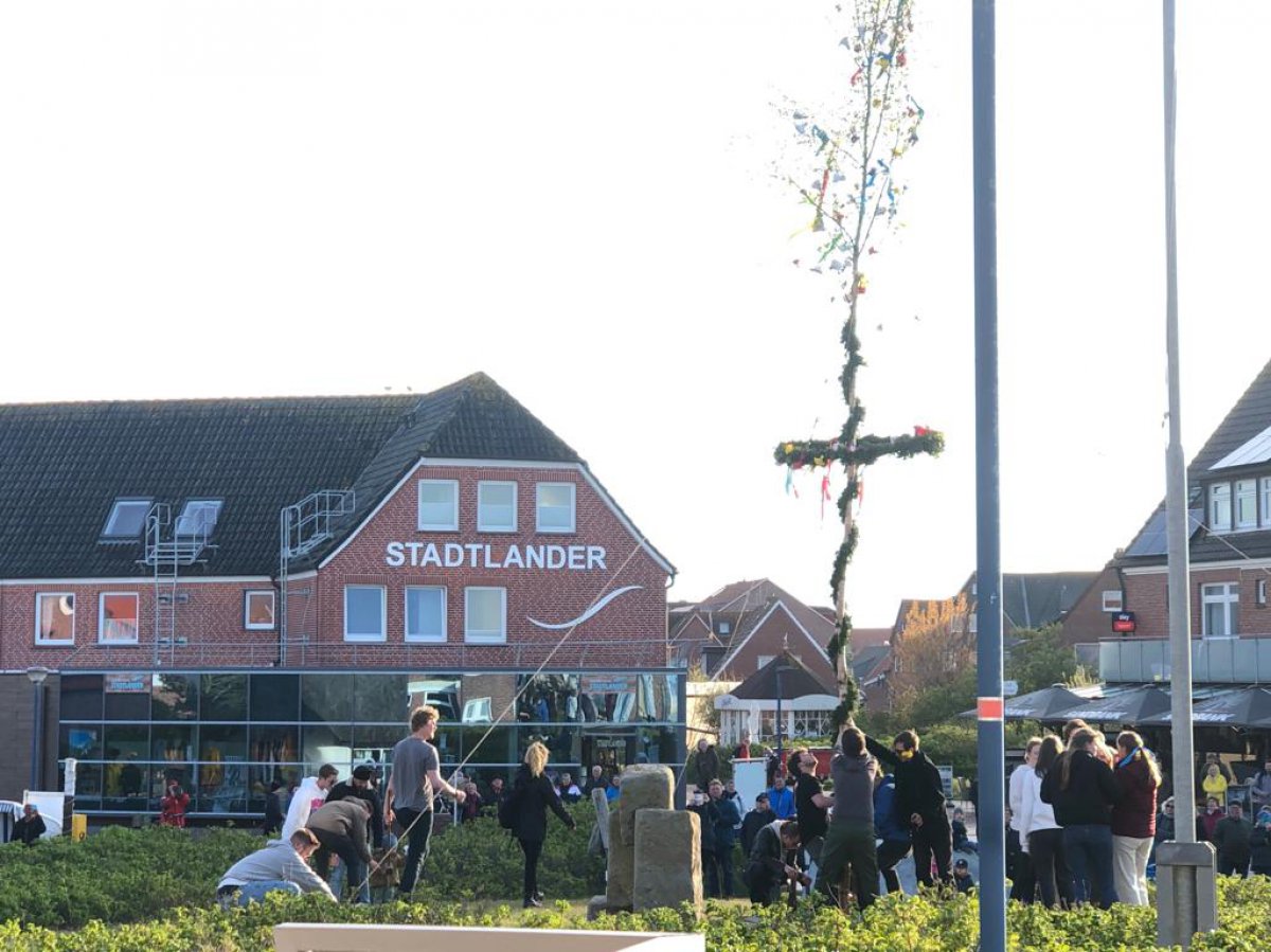 De Maiboom steiht :: Baltrum-Online.de