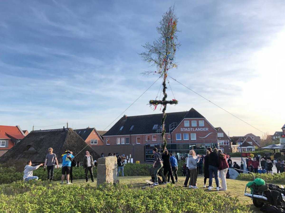 De Maiboom steiht :: Baltrum-Online.de